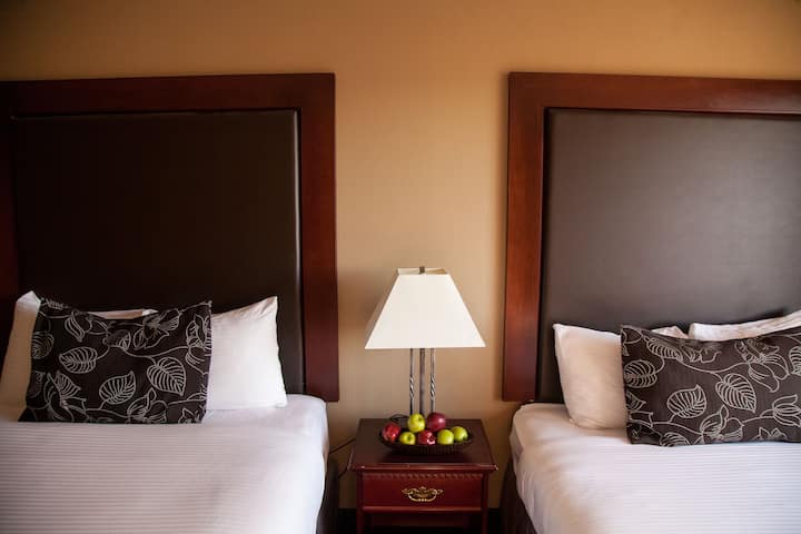 2 Family-friendly Rooms | Free Breakfast & Parking - Medicine Hat