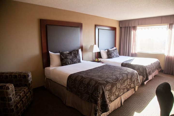 Medicine Hat | 2 Queen | Waterslide | Pool View - Medicine Hat