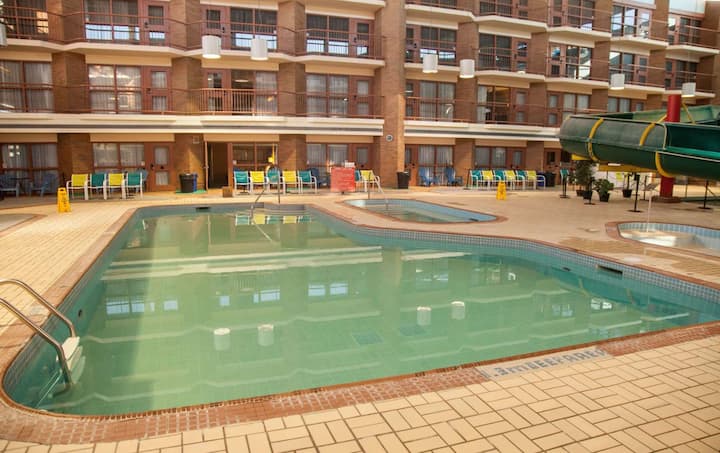 2 Queen | Medicine Hat | Waterslide And Pool Fun - Medicine Hat