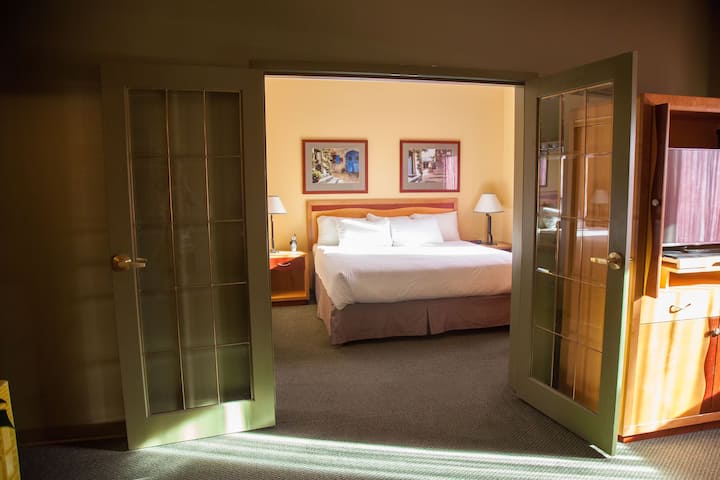 Medicine Hat | King Superior | Pool | Free B'fast - 