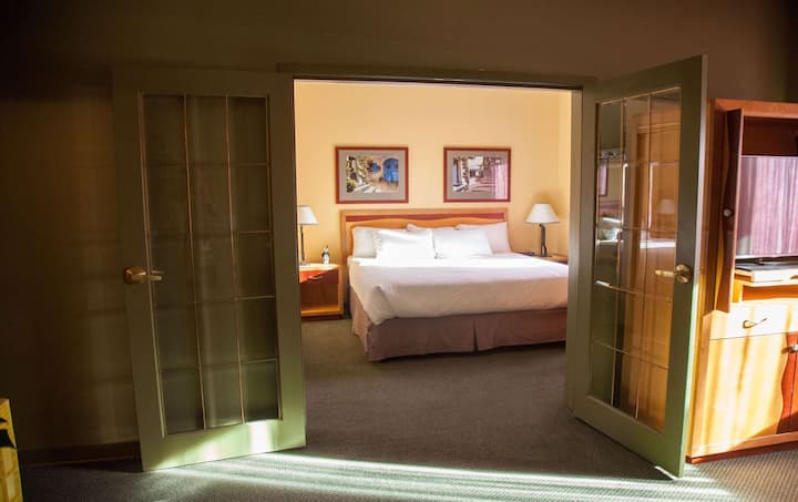 Superior Stay W/ Waterslide Fun & Free Breakfast - Medicine Hat