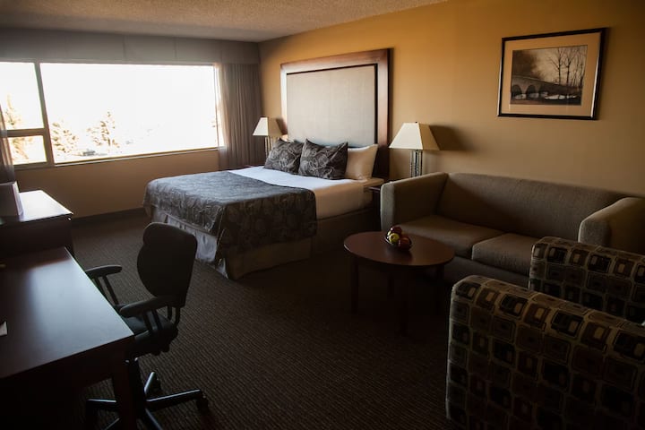 Medicine Hat | Dlx Room | Waterslide | Free Bkf - Medicine Hat