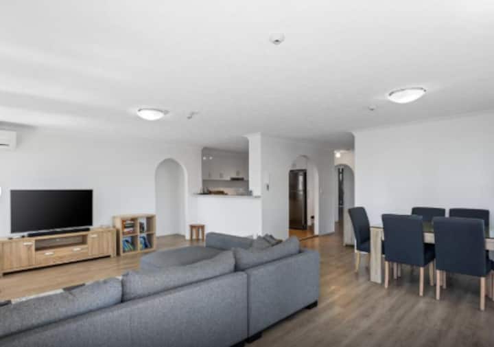 Stylish 3brm Haven In Surfers Paradise - Surfers Paradise
