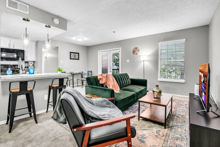 Stylish 2br Apartment With Pool And Fitness Center - Arlington, TX