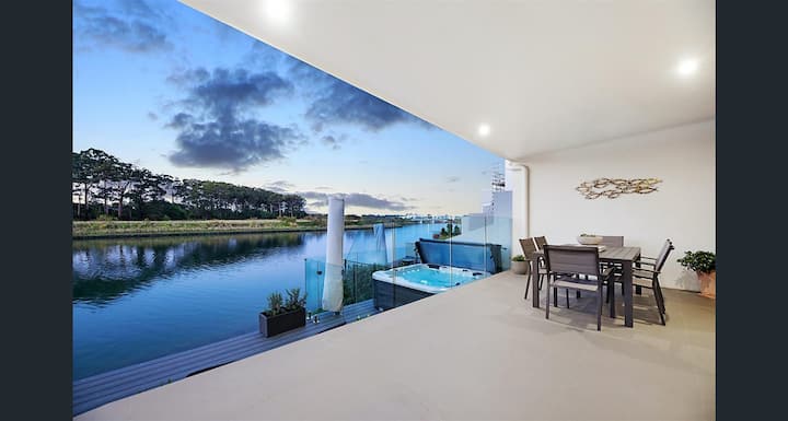 Stunning Maroochy Waterfront Home - Mooloolaba