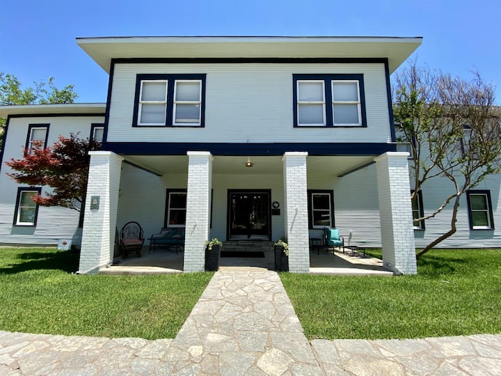 Historic Riverside Inn • Breakfast + Tavern - Glen Rose, TX