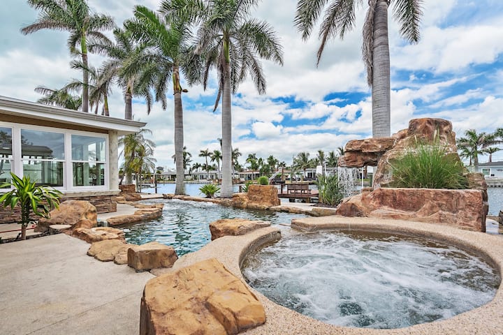 Waterfront Oasis L Near Beach I Heated Pool - St. Petersburg, FL