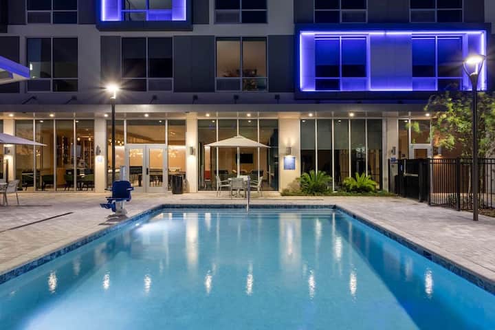 Tryp Orlando | 2 Family Rooms | Near Seaworld - Orlando, FL