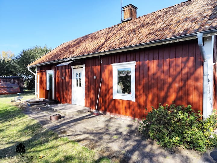 Charming Red Cottage In Väderstad – Quiet Country - Boxholm