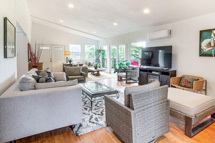 2 Mi To Downtown Coos Bay: Home W/ Deck, Fire Pits - Coos Bay, OR
