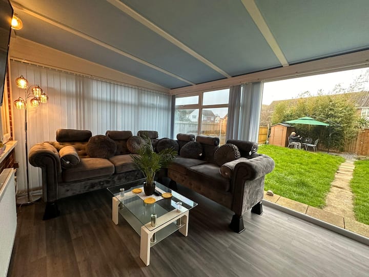 4 Bedroom Seaside House In Clacton-on-sea Sleeps 8 - Clacton-on-Sea
