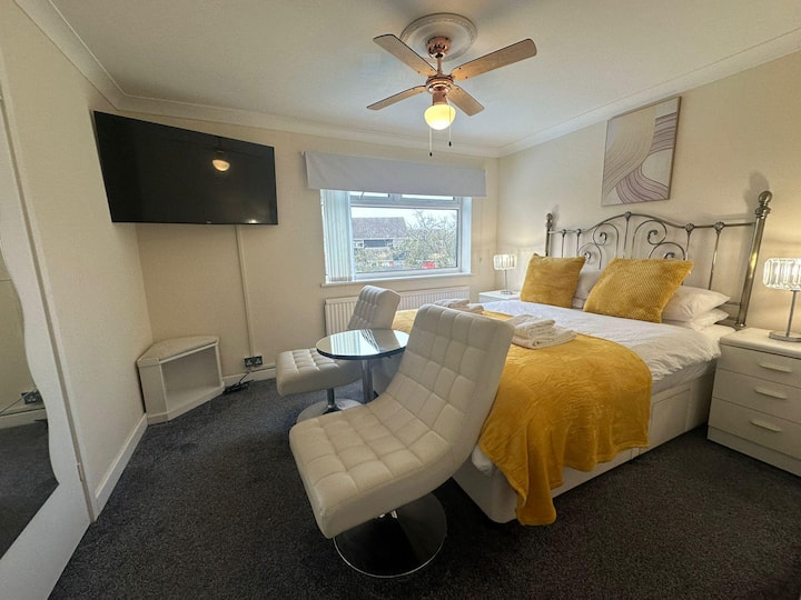 4 Bed House - Sleeps 8 - Pets - Parking - Wifi - Clacton-on-Sea