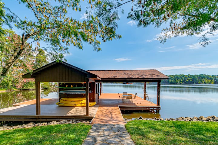 Hyco Lake Escape W/ Deck & Dock: Families Welcome! - Hyco Lake, NC