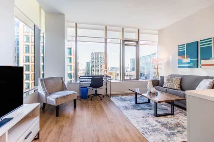 Seaport Apt With City Views And Pool - Boston, MA