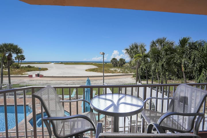 Beachfront Two Bedroom With Pool/hot Tub & Balcony - Treasure Island, FL