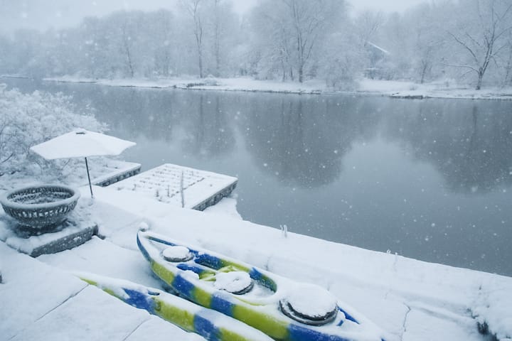 Riverfront Escape | Fire Pit, Skate| 30 Min To Ski - Wasaga Beach