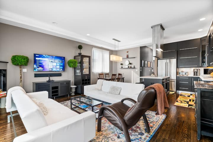 Designer West Town Flat-steps From Blue Line - Chicago, IL