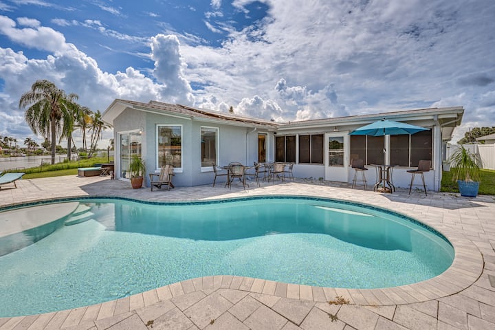 Sunset Views & Hot Tub: Lakefront Holiday Retreat! - Holiday, FL