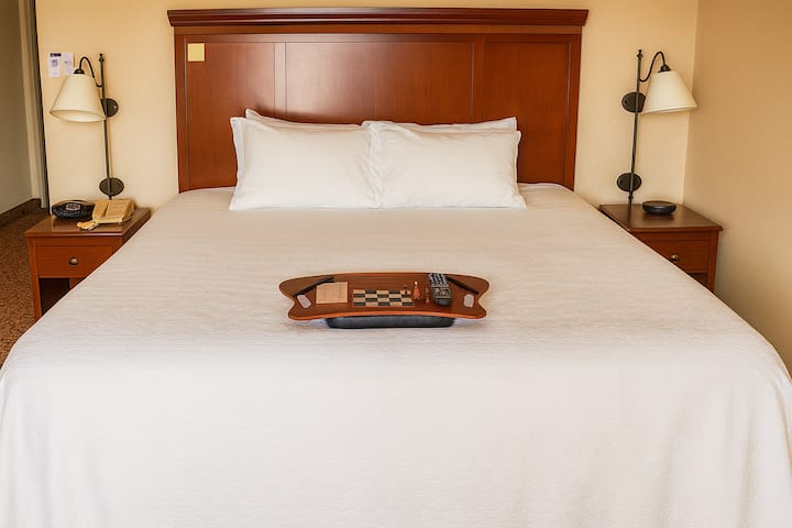 Cozy Kingman Getaway: Indoor Pool & Free Breakfast - Kingman, AZ