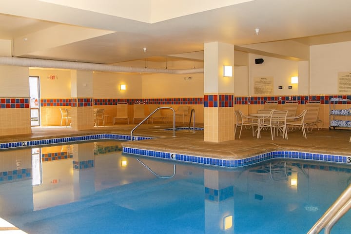 Kingman Getaway: Indoor Pool & Free Breakfast - Kingman, AZ
