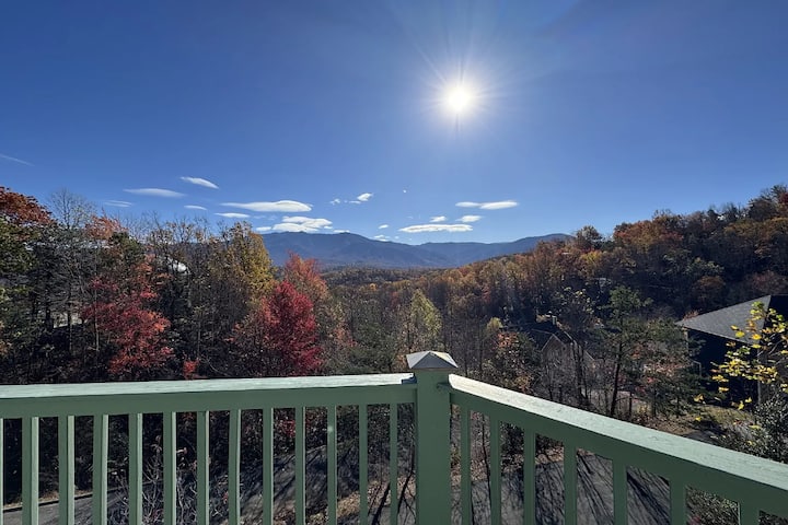 Charming 4bd Lodge Near Town! Hot Tub + Mtn Views! - Gatlinburg, TN
