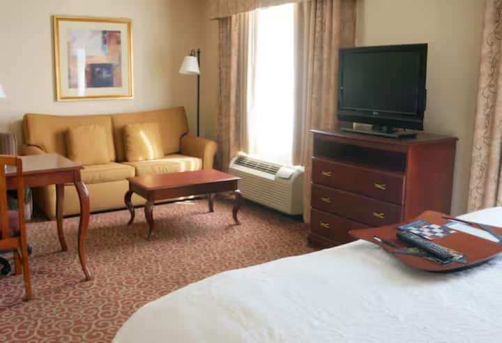 King Size Suite W/ Access To Indoor Pool & Hot Tub - Kingman, AZ