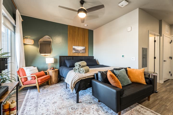 Hot Tub, King Bed, Coffee Bar, Balcony - Boise, ID