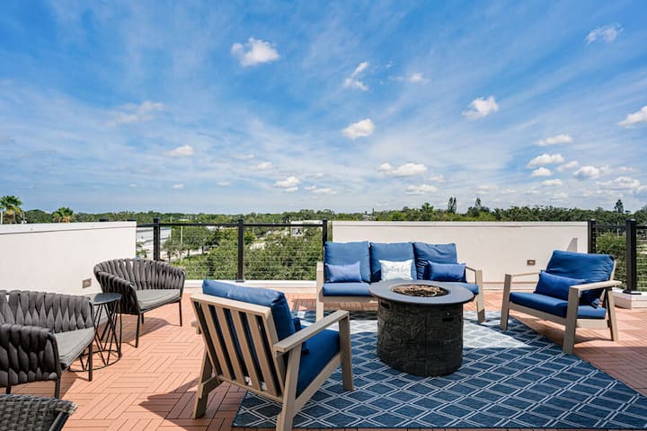 Skyview Retreat - Luxury Townhome W/ Rooftop Views - Largo, FL