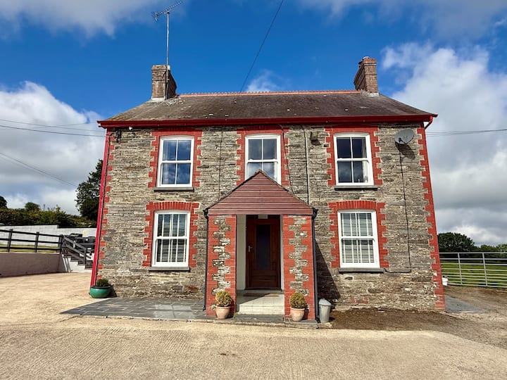 4 Bed In Rhoshill (82766) - Cardigan