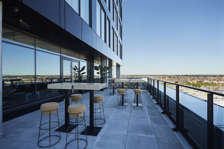 3 Spacious Rooms For A Relaxing Montreal Getaway - Longueuil