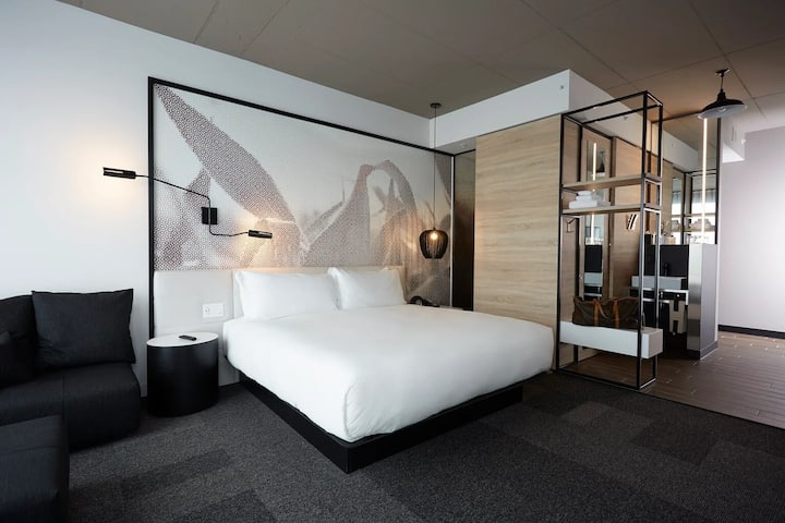 Spacious Urban Room For Couples Or Solo Travellers - Longueuil