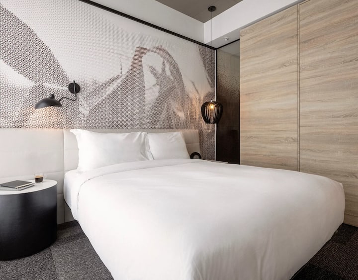 4 Stylish Bright Rooms Near Live Music & Dining - Brossard