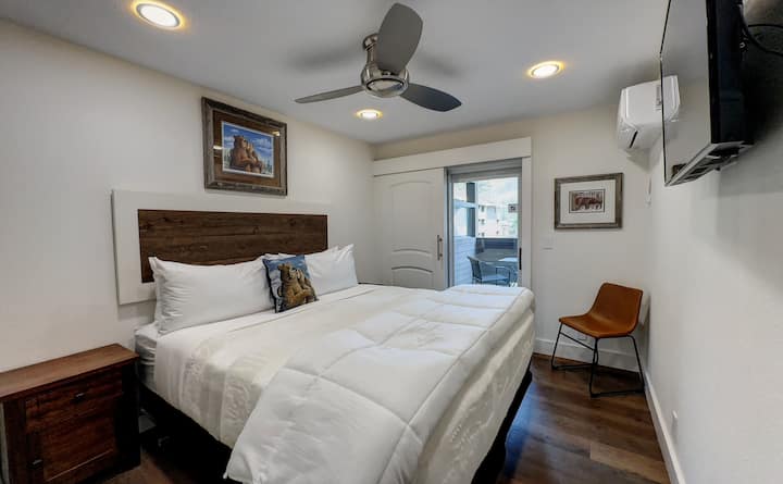 Elegant Lake Condo: Hot Tub, Pools & Beach Llv228 - South Lake Tahoe, CA