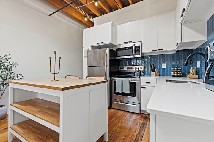 Urban 1br Loft | Walkable To T-mobile, Power&light - Kansas City, MO