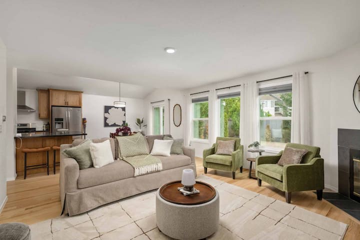 Stylish Family Retreat W/ Patio, & Game Console In - Sherwood, OR