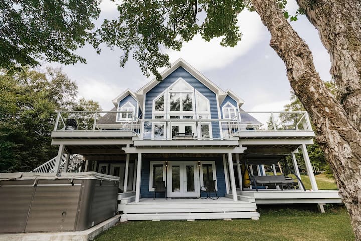 Luxurious Lakeside Chalet With Swim Spa - Pasadena