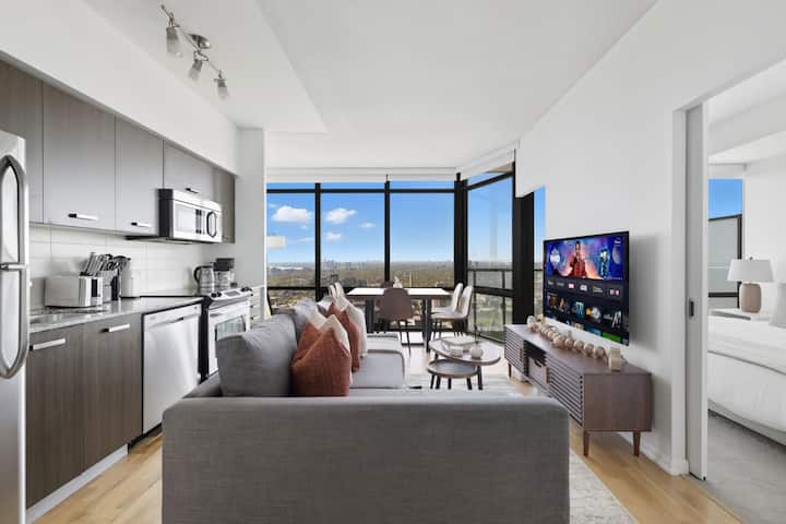 Spacious 3br Retreat | Cn Tower Views W/ Parking! - Toronto