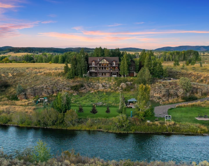 Riverfront Luxury, Sleeps 30, Hot Tub, Game Rooms! - Ashton, ID