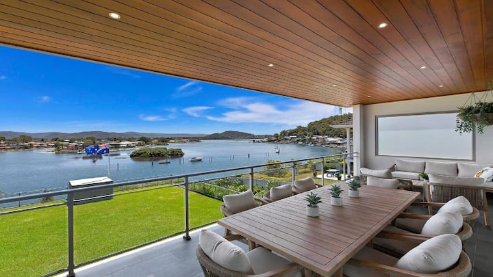 Empire - A Majestic Home On Absolute Deep Waterfro - Sydney