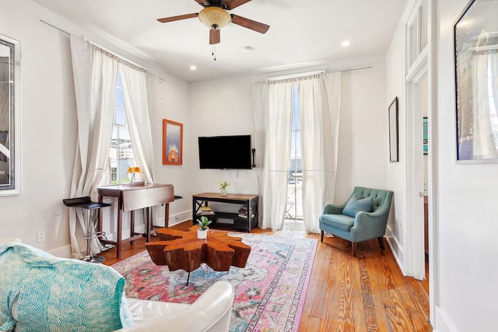 Stylish Freret Loft W/balcony + Parking! - New Orleans, LA