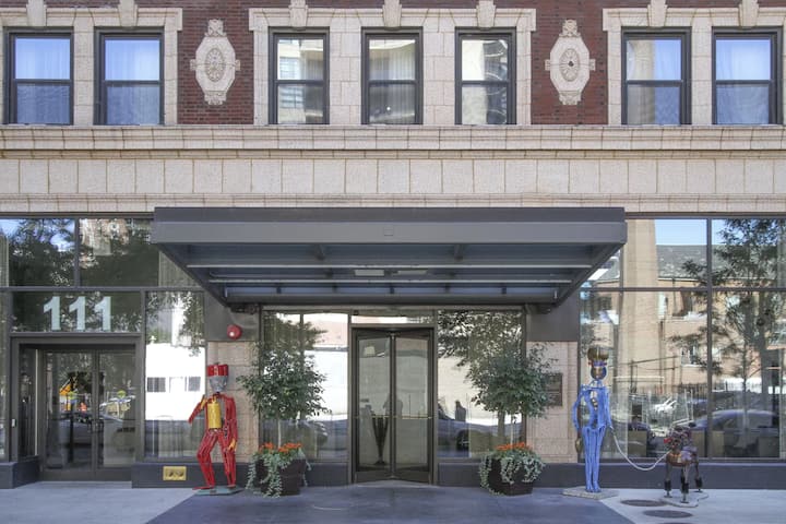 Pleasant Stay W/ 3 Convenient Units Near Navy Pier - Chicago, IL
