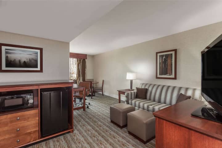 Wyndham Visalia | Executive King | Work Ready - Visalia, CA