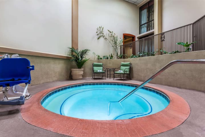 2 Queen Beds | Wyndham Visalia | Near Parks - Visalia, CA