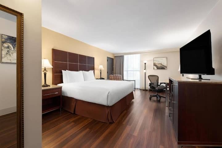 Wyndham Riverfront | Deluxe Room | Central Stay - Little Rock, AR