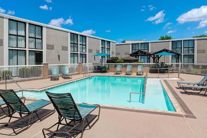 Wyndham Riverfront | 2 Beds | Near Museums - Little Rock, AR