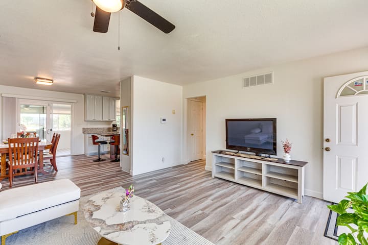 Hemet Retreat W/ Peak Views + 2 Saunas - Hemet, CA
