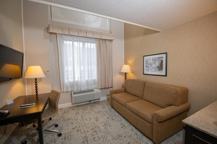 Peek’n Peak | Loft Room | 2 Queens | Mountain Vibe - Findley Lake, NY