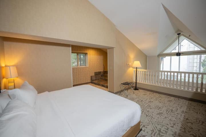 Presidential Studio | Peek’n Peak | Comfort Stay - Findley Lake