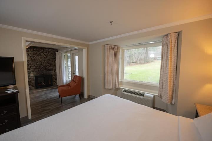 King Dlx | Peek’n Peak | Ski & Pool | Near Trails - Findley Lake, NY