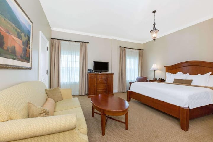 King Room L George Washington L Downtown Charm - Winchester, VA